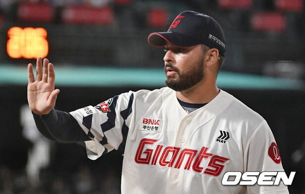 Lotte pitcher Gamboa cleared for rotation after elbow scare - CHOSUNBIZ
