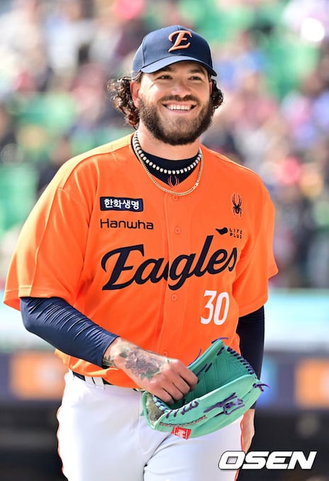 Ponce pitches 153 km/h fastball, strikes out four in Hanwha Eagles' victory - CHOSUNBIZ