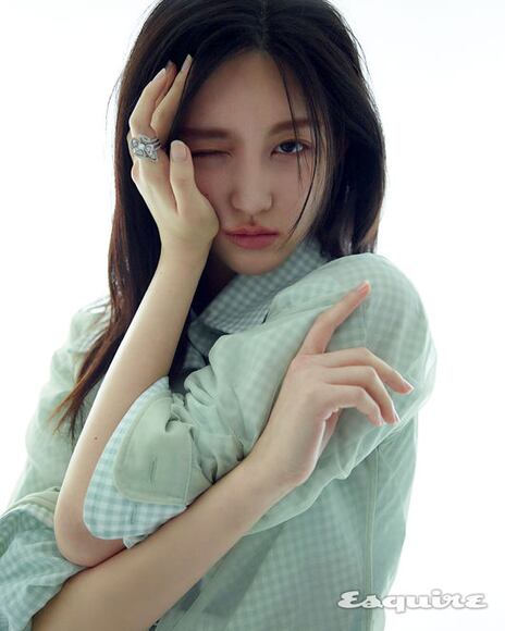 Fall of IVE shares love for autumn and reading in Esquire photoshoot ...