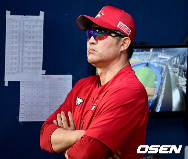 [사진]그라운드 주시하는 SSG 이숭용 감독 - 조선비즈