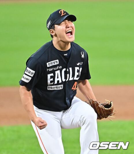 Jeong Woo-joo stifles Samsung with five-strikeout postseason start ...