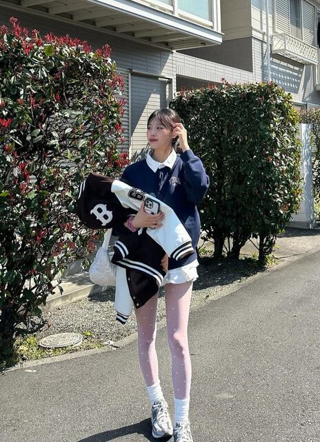 Mi-joo showcases stylish white stockings and slim legs during Japan ...
