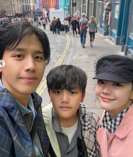 Kim So-hyun and Son Jun-ho showcase family joy in London and celebrate ...