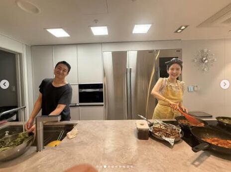 Jang Young-ran and Han Chang enjoy newlywed moments cooking together at ...