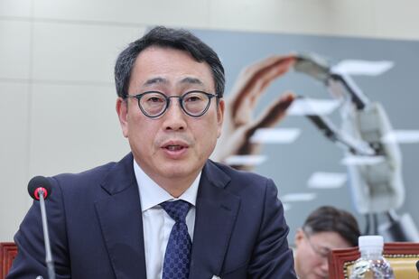 SK Telecom's Ryu Young-sang meets Koh Hak-soo amid hacking ...