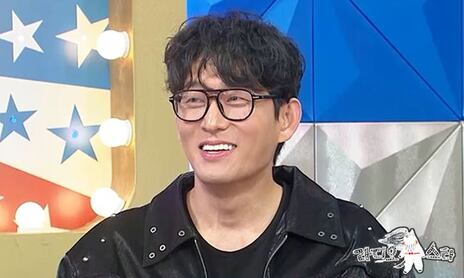Ko Joon begins art therapy after knee injury, showcases painting in New ...
