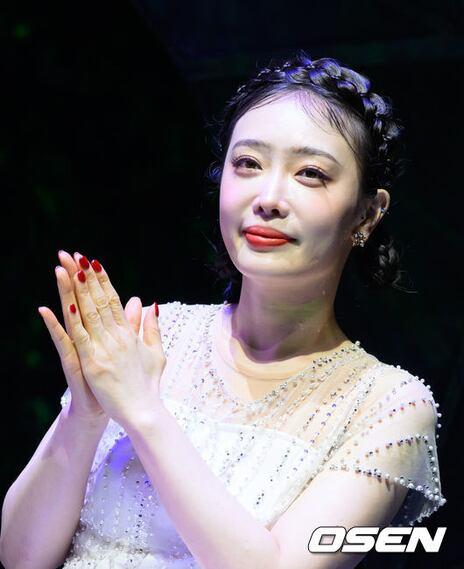 Kim Hee-ra returns to stage after school violence allegations, vows ...