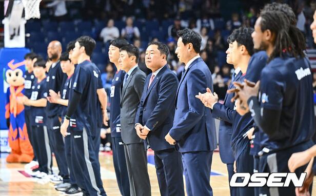 [사진] 2024-2025 시즌 개막 인사하는 부산 KCC 전창진 감독과 선수들 - 조선비즈