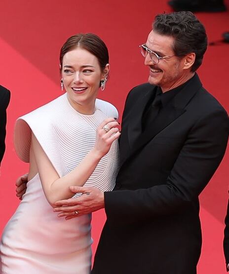 Emma Stone laughs off bee attack on Cannes red carpet with co-stars ...