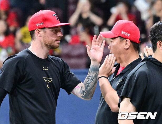 ‘3위 롯데 2G 차 추격하다’ 올러 QS 호투+12안타 폭발…이범호 감독 “연승이 끊어지고 오늘 경기 중요했다. 선수들 모두 수고했다” - 조선비즈