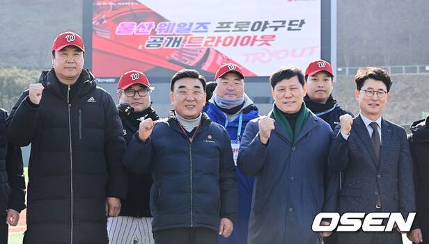 [Photo] Heo Koo-youn KBO Commissioner, Kim Doo-kyum Ulsan Mayor, and ...