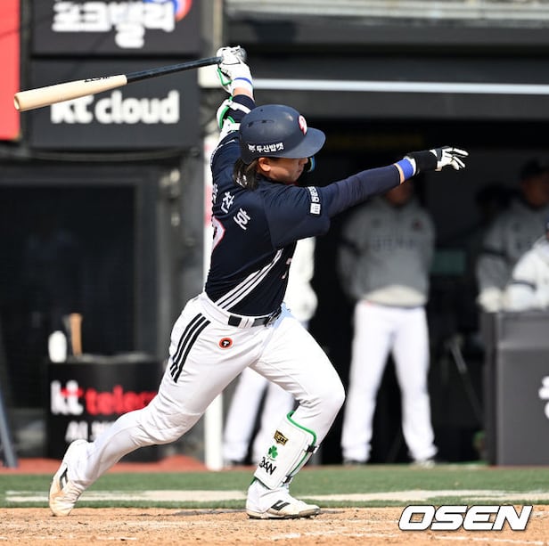 [Photo] Park Chan-ho singles as leadoff hitter - CHOSUNBIZ