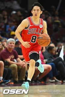Yuki Kawamura overcomes injury, re-signs two-way deal with Chicago ...