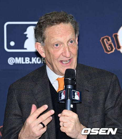 [Photo] Larry Baer, CEO of San Francisco Giants, greets crowd - CHOSUNBIZ