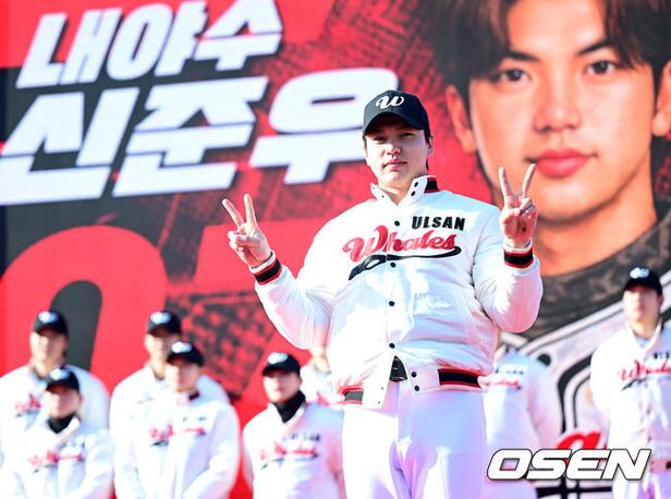 [Photo] Ulsan Whales Shin Jun-woo greets at inauguration ceremony ...