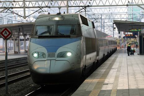 KTX service interruption delays 28 trains near Gimcheon-Gumi Station ...