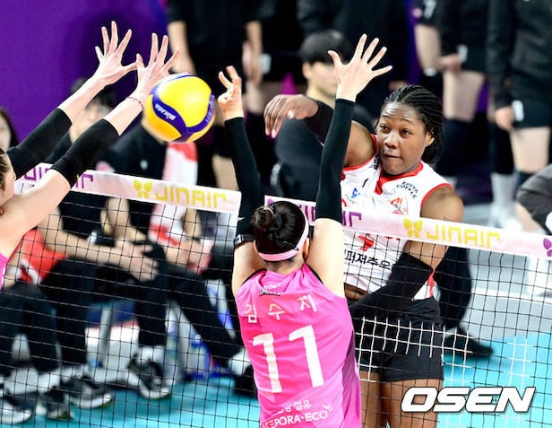 [Photo] Pepper Savings Bank's Zoe powers through gap - CHOSUNBIZ