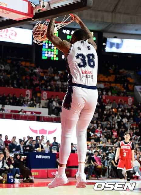 [Photo] Shaun Long shows relaxed two-hand dunk - CHOSUNBIZ