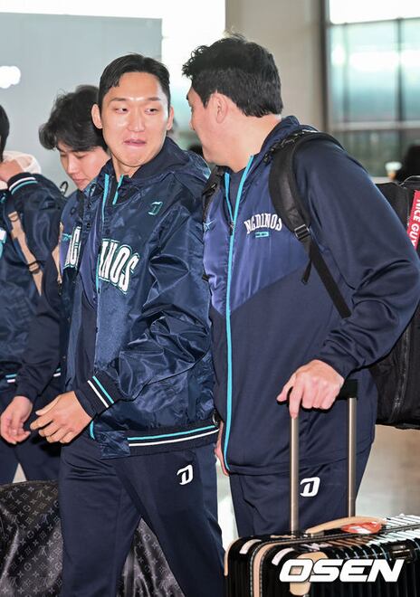 [Photo] Koo Chang-mo shares friendly moment with coach Seo Jae-eung ...