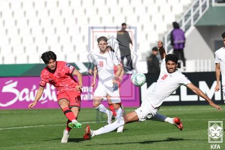 Kang Sang-yoon injures knee as South Korea draws 0-0 with Iran - CHOSUNBIZ