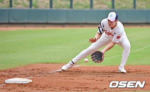 [Photo] Na Seung-yeop practices third-base defense - CHOSUNBIZ
