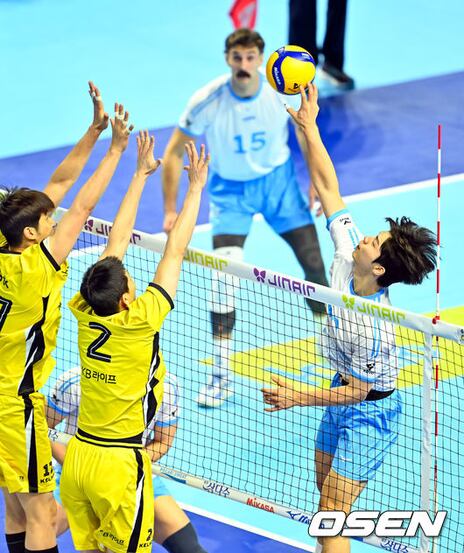 [Photo] Jeong Han-yong delivers clean successive strikes - CHOSUNBIZ