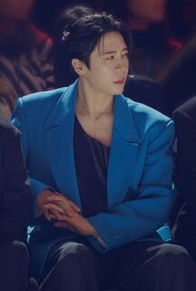 Enok stuns Seoul Fashion Week with cobalt jacket and military-inspired ...