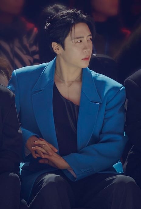 Enok stuns Seoul Fashion Week with cobalt jacket and military-inspired ...