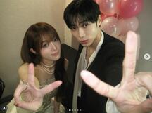 Choo Young‑woo and Choi Ye‑na stage surprise umbrella kiss at AAA 2025 ...
