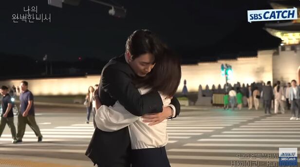 '나완비' 한지민♥이준혁, 설레는 키스신 촬영장도 달달해…미소 폭발 - 조선비즈