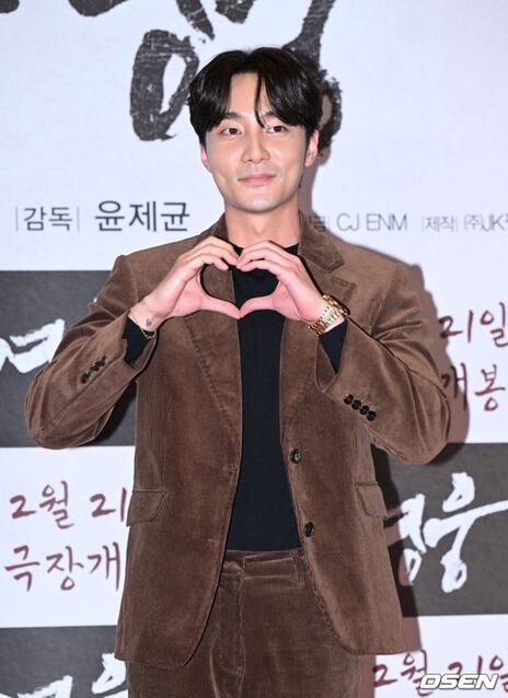 Roy Kim departs Wake One after 12 years to pursue solo career - CHOSUNBIZ