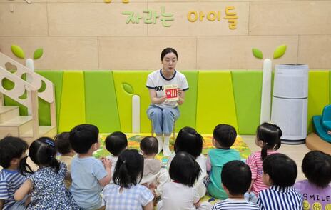 Woo Hye-rim captivates children during storytelling session at son's ...