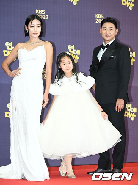 Lee Cheon-soo and Sim Ha-eun celebrate daughter's acceptance to Johns Hopkins camp - CHOSUNBIZ