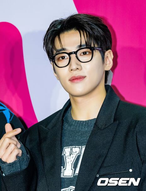 [사진]DKZ 재찬,'뿔테 안경이 찰떡' - 조선비즈