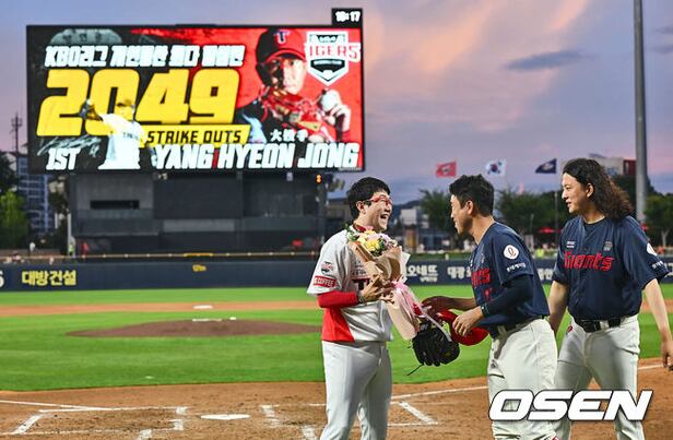 [사진] 축하받는 양현종, KBO 통산 최다탈삼진 신기록(2049개) 달성 - 조선비즈