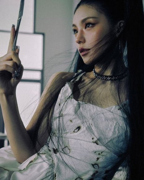 Yeji debuts solo with album 'AIR' and title track 'Air' today in Korea ...