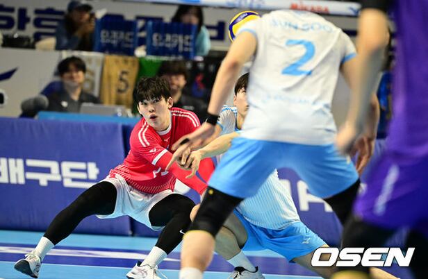 [Photo] Kim Seung-il - Jeong Han-yong double up on defense - CHOSUNBIZ