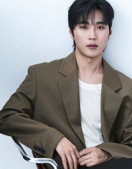 Seo I-seo captivates audiences with striking new profile photos - CHOSUNBIZ
