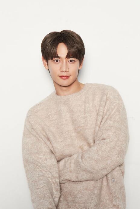Choi Min-ho discusses self-acceptance challenges in theater interview ...