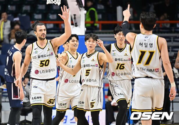 [Photo] Changwon LG players cheer watching Heo Il-young score - CHOSUNBIZ