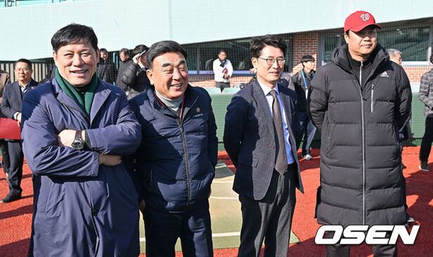 [Photo] Tryout watched by Heo Koo-youn KBO president, Kim Doo-kyum ...