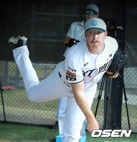 KT Wiz rookie Matt Sauer strikes out Kang Baek-ho, allows 2 runs in 3 ...