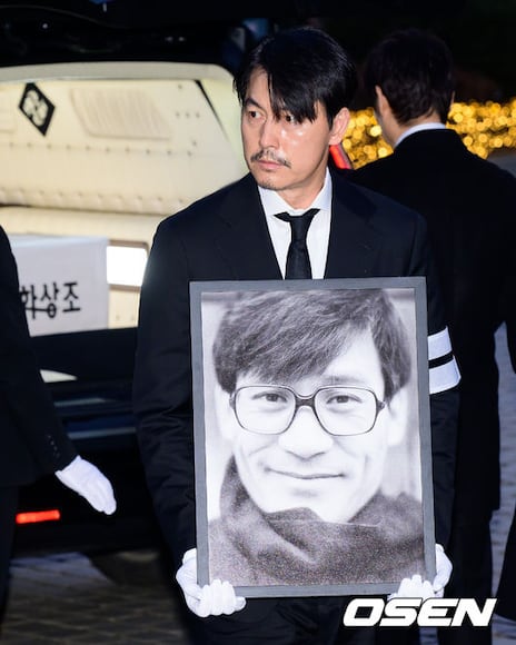 [Photo] Jung Woosung bows before Ahn Sung-ki's portrait - CHOSUNBIZ