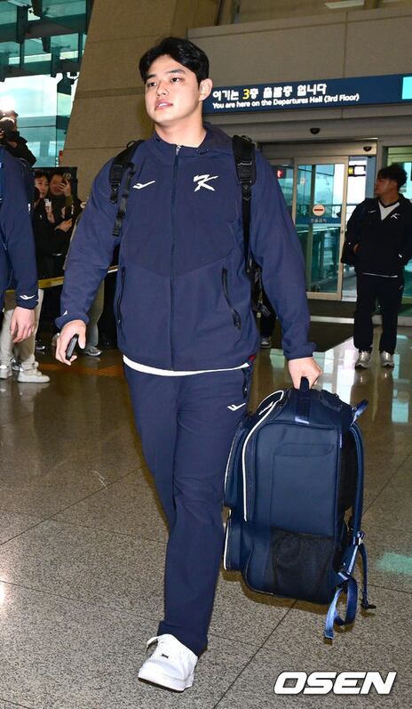 [Photo] Moon Dong-ju heads to WBC Saipan training camp - CHOSUNBIZ