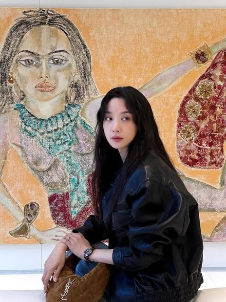 Lee Chung-ah showcases chic casual looks with striking presence - CHOSUNBIZ
