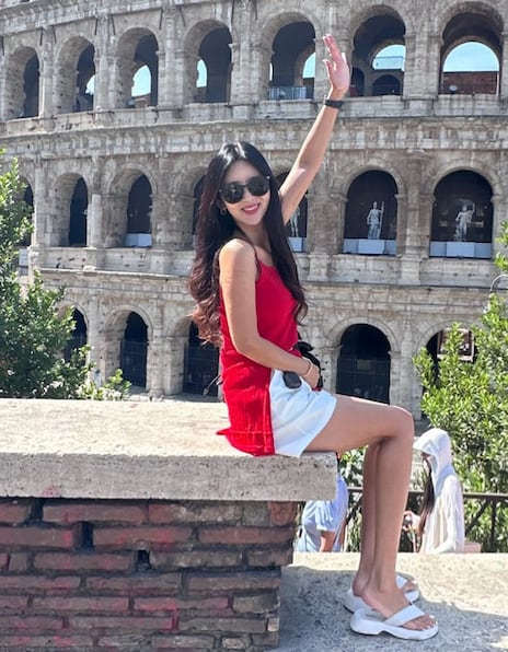 Actress Park Sol-mi stuns with vibrant travel look in red outfit ...