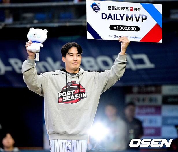 [사진]호투 펼친 LG 선발 임찬규, '준PO 2차전 데일리 MVP 영광' - 조선비즈