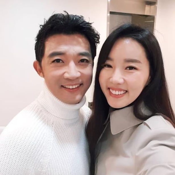 Ahn Jae-wook highlights educational differences with wife Choi Hyun-joo in interview - CHOSUNBIZ