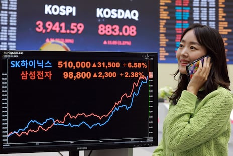 Semiconductor rally makes Samsung, SK hynix executives rich in stocks ...
