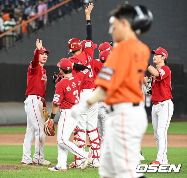 [사진]SSG,'짜릿한 1-0 승리' - 조선비즈